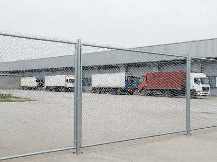 Why Do Contractors Still Choose Chain Link Fence in 2026?